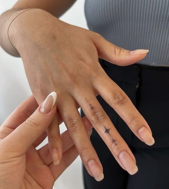 Tetování na prsty: významy a nápady pro ženy | VeAn Czech